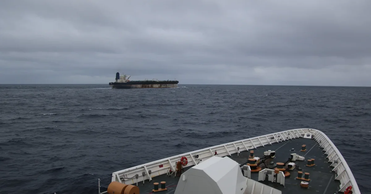 17 українських моряків з танкера Bella 1 залишаються у морі після ...